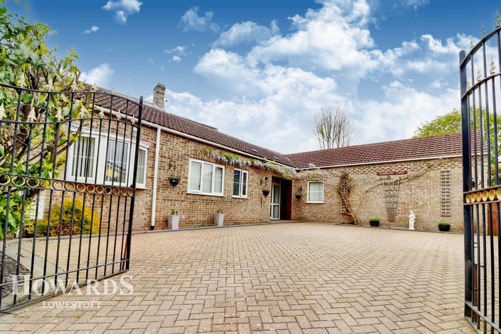 Commodore Road, Lowestoft 3 bed detached bungalow - £430,000