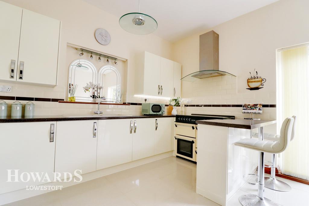 Commodore Road, Lowestoft 3 bed detached bungalow for sale - £430,000