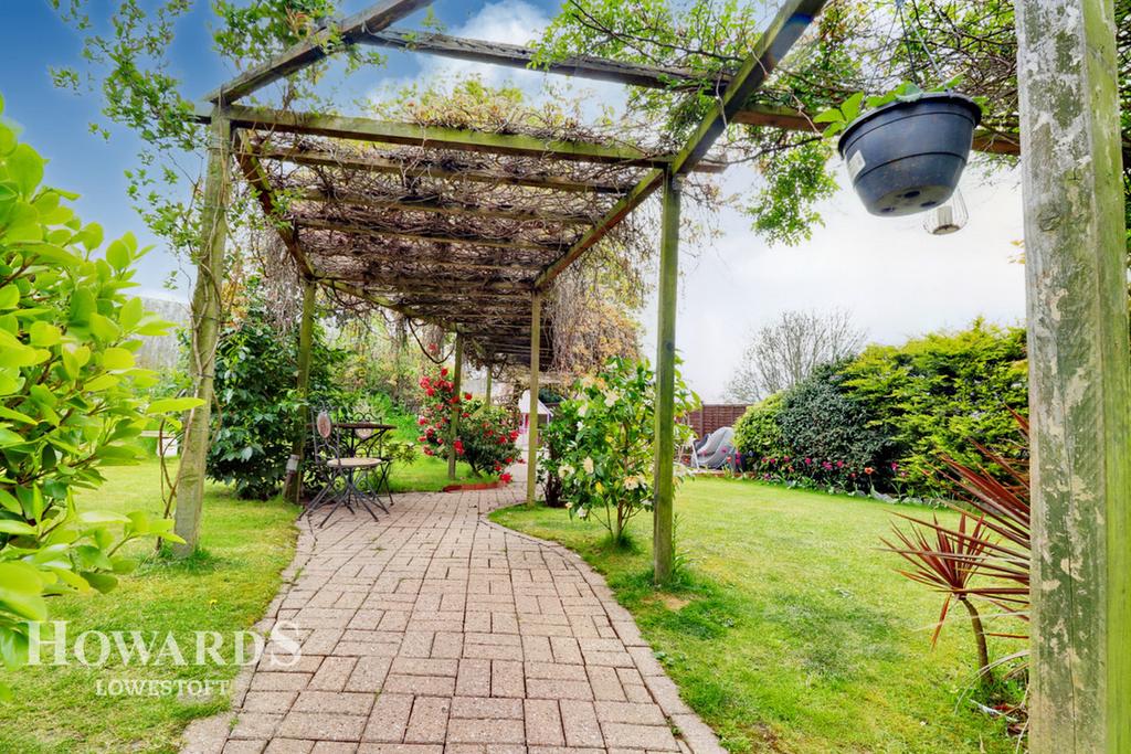 Commodore Road, Lowestoft 3 bed detached bungalow - £430,000
