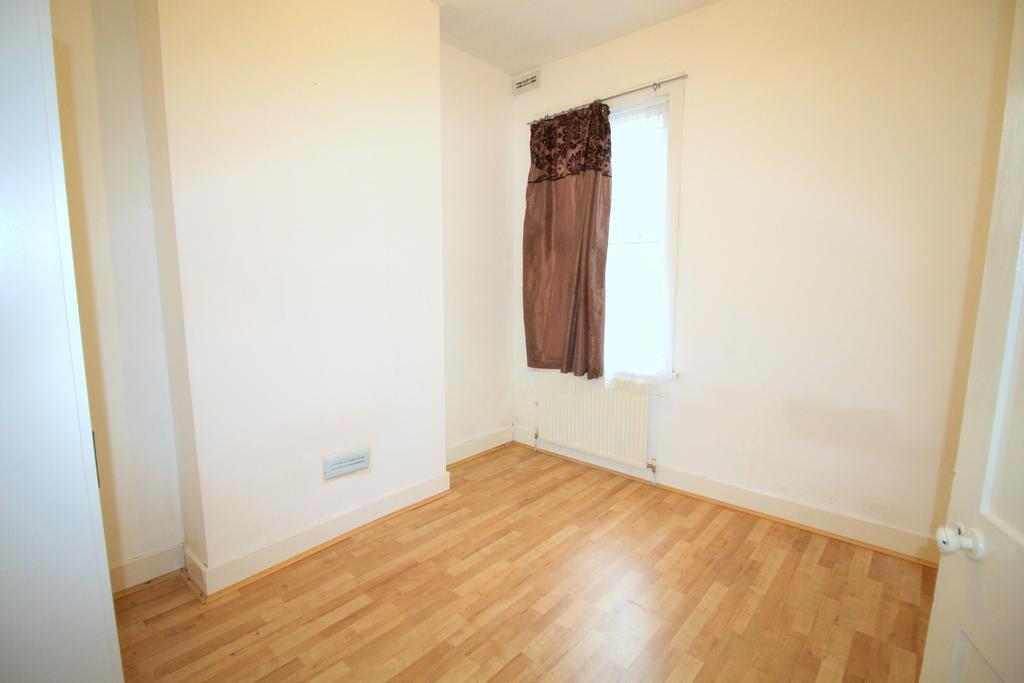 Clements Road, East Ham, London E6 1 bed flat - £1,250 pcm (£288 pw)