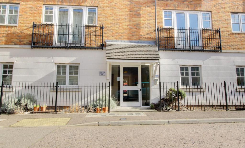 Caspian Way, Purfleet 2 bed flat - £1,250 pcm (£288 pw)