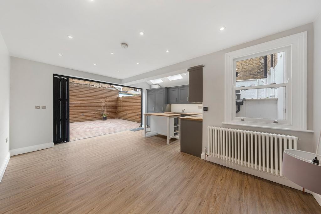 Fulham Palace Road, Fulham, London, SW6 2 bed apartment - £650,000