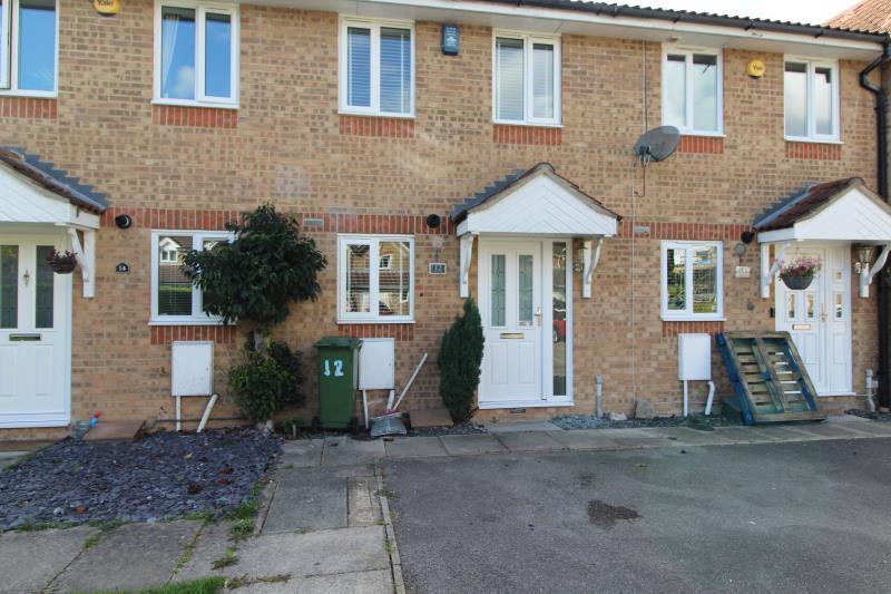 Flint Close, Great Berry, Basildon... 2 bed terraced house - £1,350 pcm ...