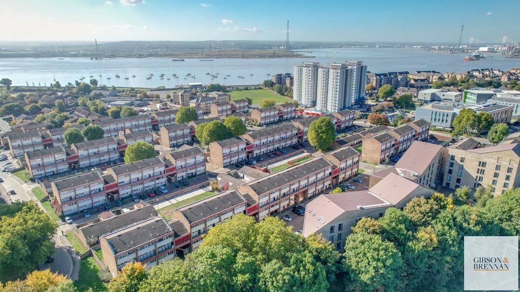 Seabrooke Rise, Grays, RM17 3 bed maisonette for sale - £290,000