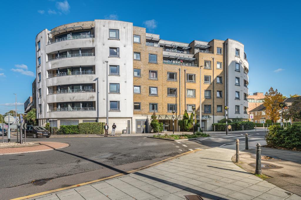 Woking, Surrey, GU21 2 bed flat - £325,000