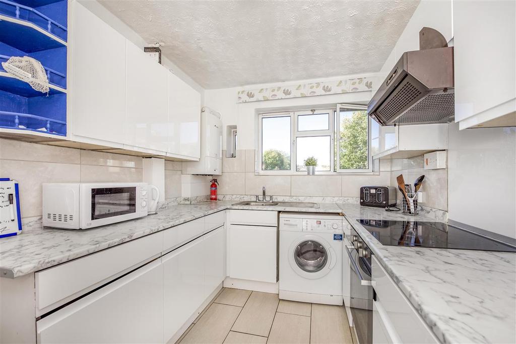 Hartley House, Toland Square, Putney 3 bed apartment - £375,000