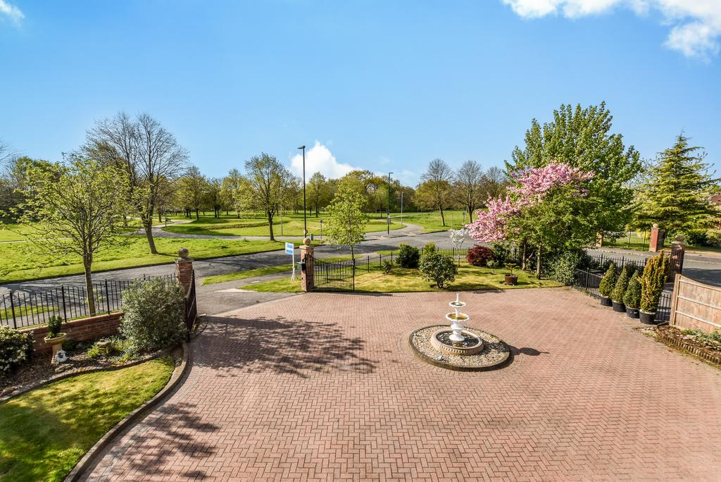 Pewterspear Green Road, Appleton... 4 bed detached house - £650,000