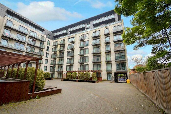 Slough, SL1 1 bed flat to rent - £1,250 pcm (£288 pw)