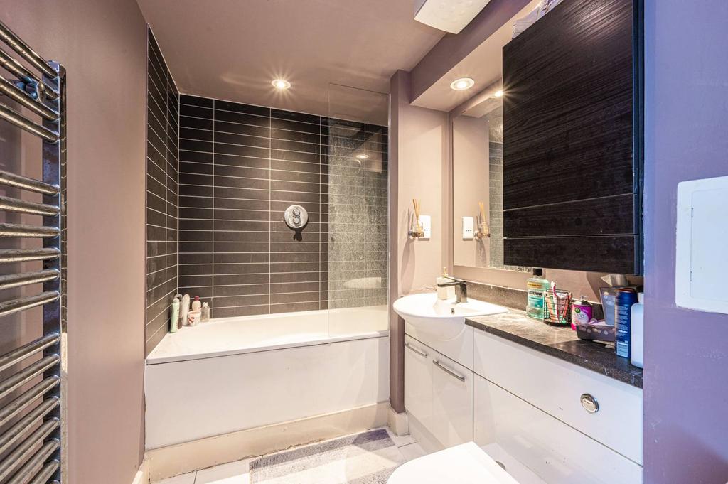 Proton Tower, E14, Canary Wharf... 2 bed flat - £2,145 pcm (£495 pw)
