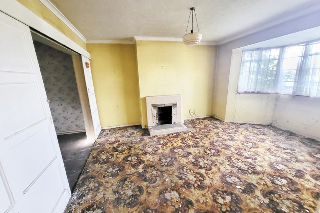 120 Oaks Lane Ilford 3 Bed Semi Detached House £275 000
