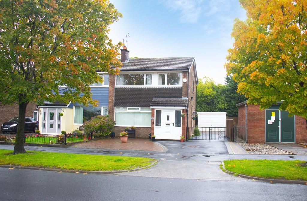Parklands Way, Blackburn, BB2 4QS 3 bed semi-detached house - £165,000