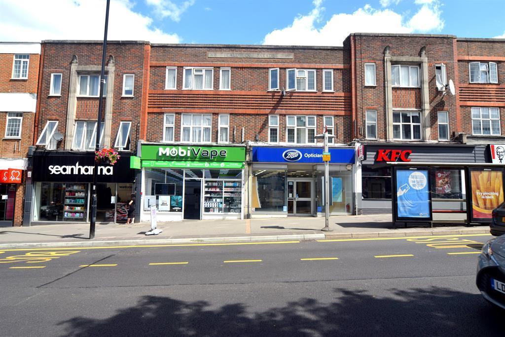 Central Road, Worcester Park, KT4 8HT 2 bed flat - £1,300 pcm (£300 pw)