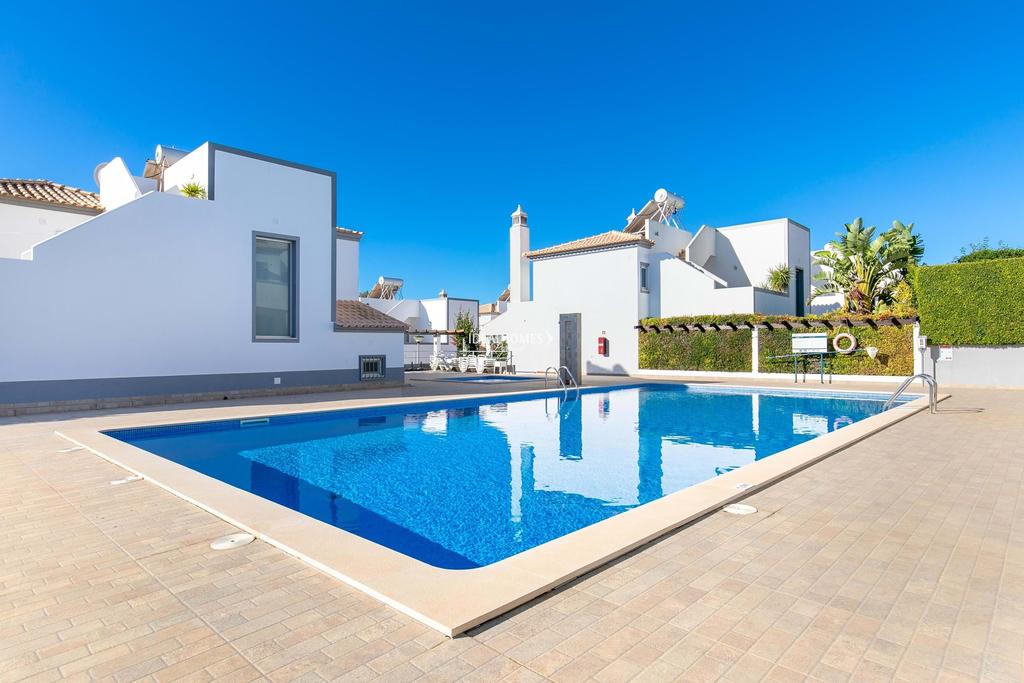 Paderne, Algarve 3 bed villa - £377,972* (€442,000)