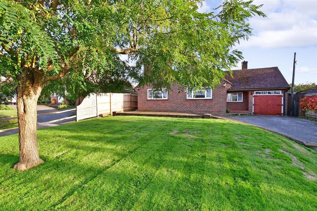 Horsham Road, Handcross, West Sussex 3 bed detached house - £650,000