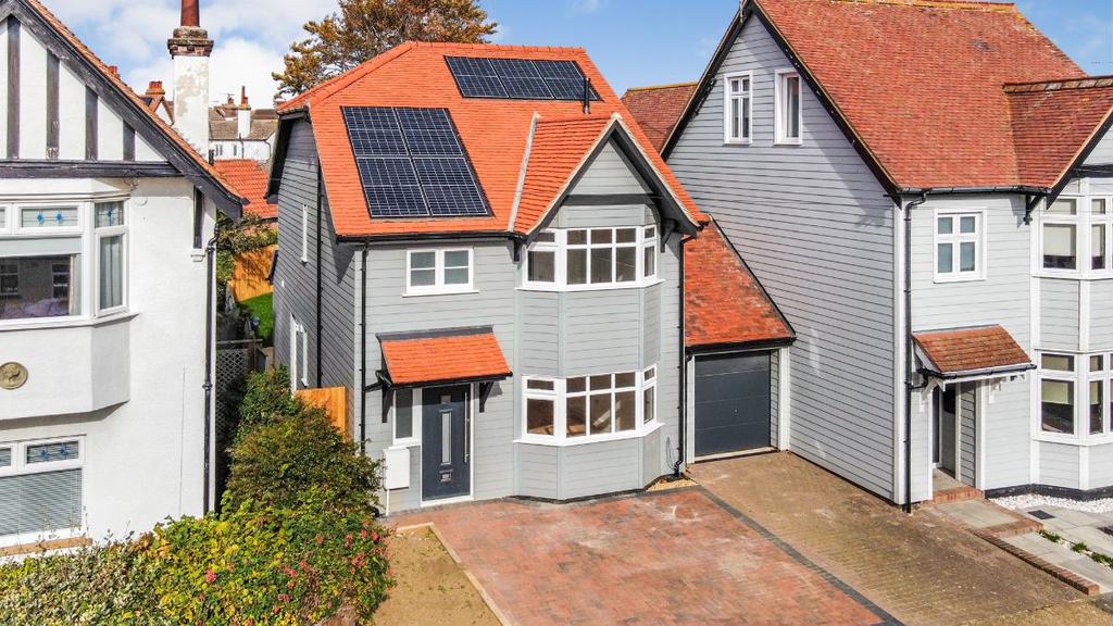 Rosebery Road, Felixstowe 3 bed link detached house - £425,000