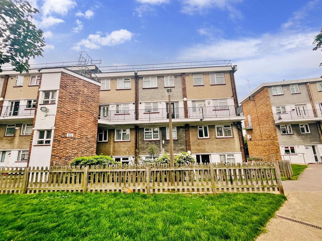 Victor Walk, Hornchurch, Essex 2 bed ground floor maisonette - £250,000
