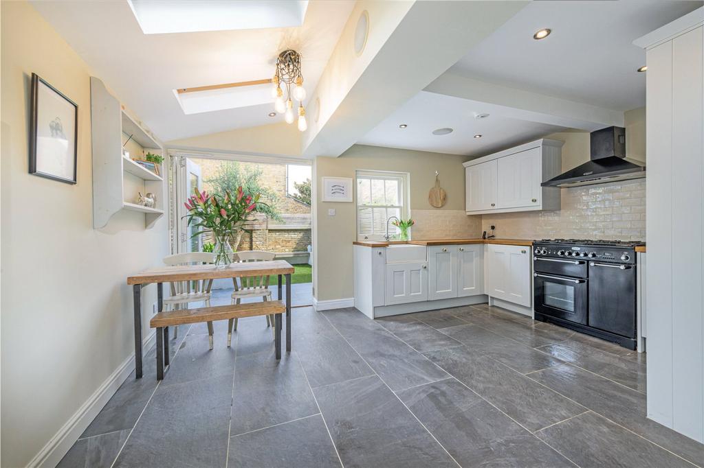 Grayshott Road, SW11 2 bed apartment - £625,000