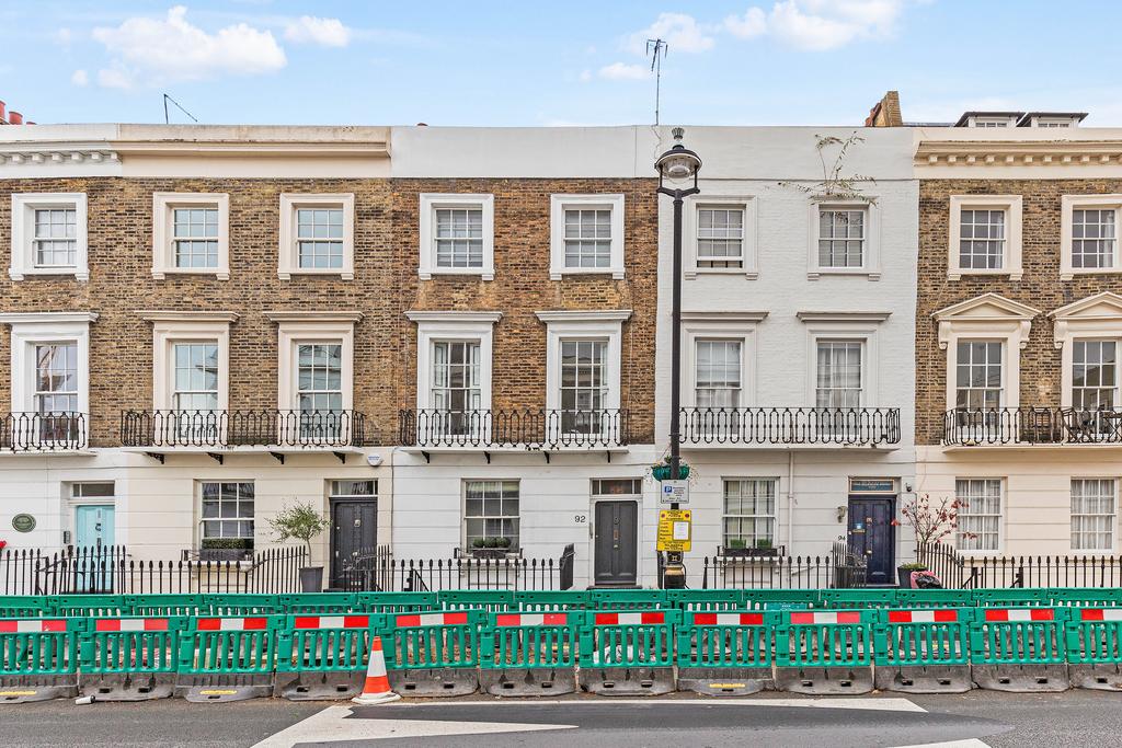 Warwick Way, SW1V 2 bed flat - £2,750 pcm (£635 pw)