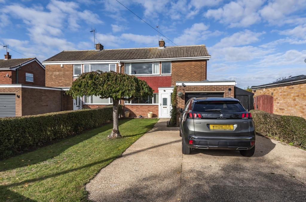 Rushcliffe Road, Grantham, NG31 3 bed semi-detached house - £260,000