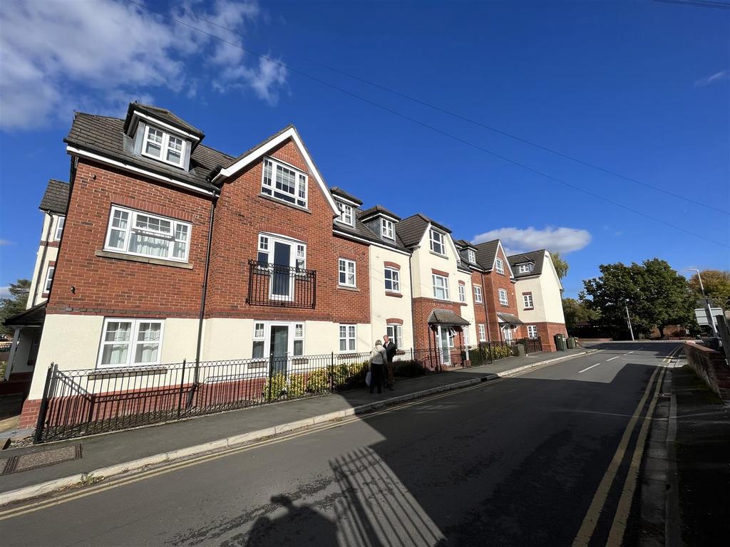 Wilmslow Court, HANDFORTH 2 bed flat - £1,100 pcm (£254 pw)