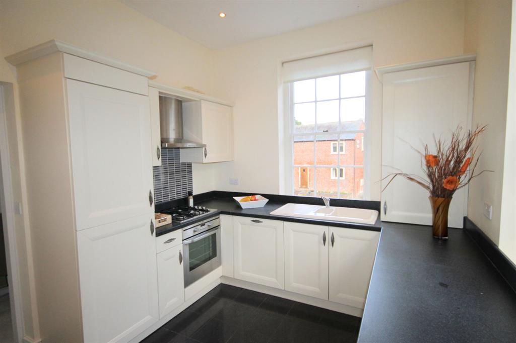 Dosthill Hall, Blackwood Road... 2 bed flat - £825 pcm (£190 pw)