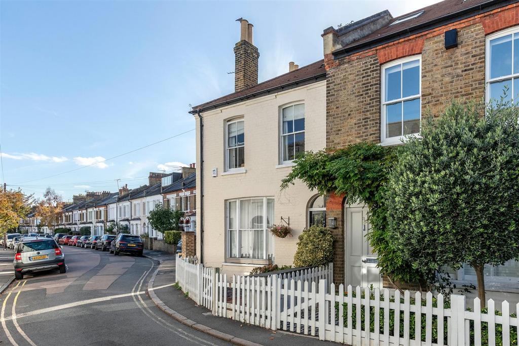 Cleveland Gardens, Barnes, SW13 3 bed end of terrace house - £1,100,000