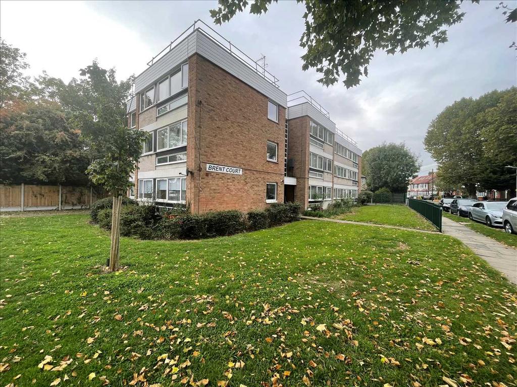 UNDER OFFER, Brent Court Romford... 1 bed apartment - £1,000 pcm (£231 pw)
