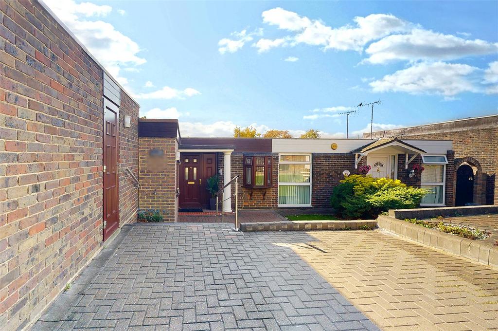 Kingswood Road, Woodlands, Basildon, Essex, SS16 3 bed bungalow for ...