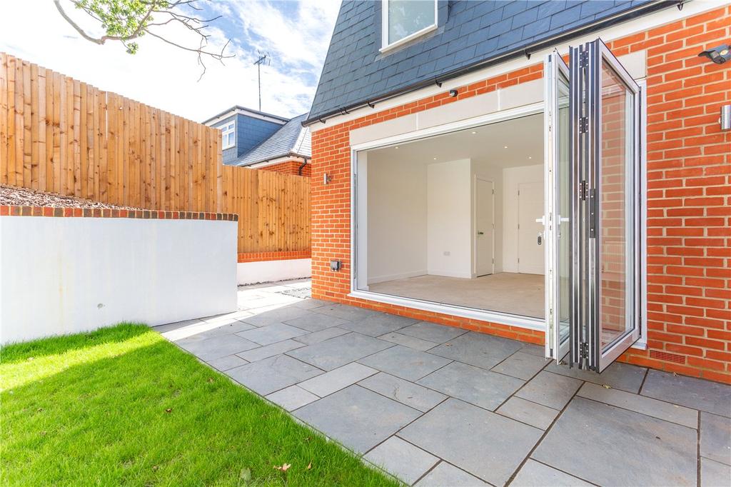 Bridge Road, Bagshot, GU19 2 bed semi-detached house for sale - £450,000