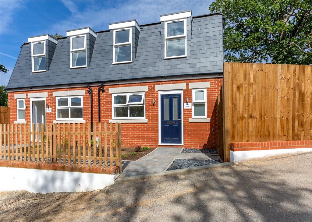 Bridge Road, Bagshot, GU19 2 bed semi-detached house - £400,000