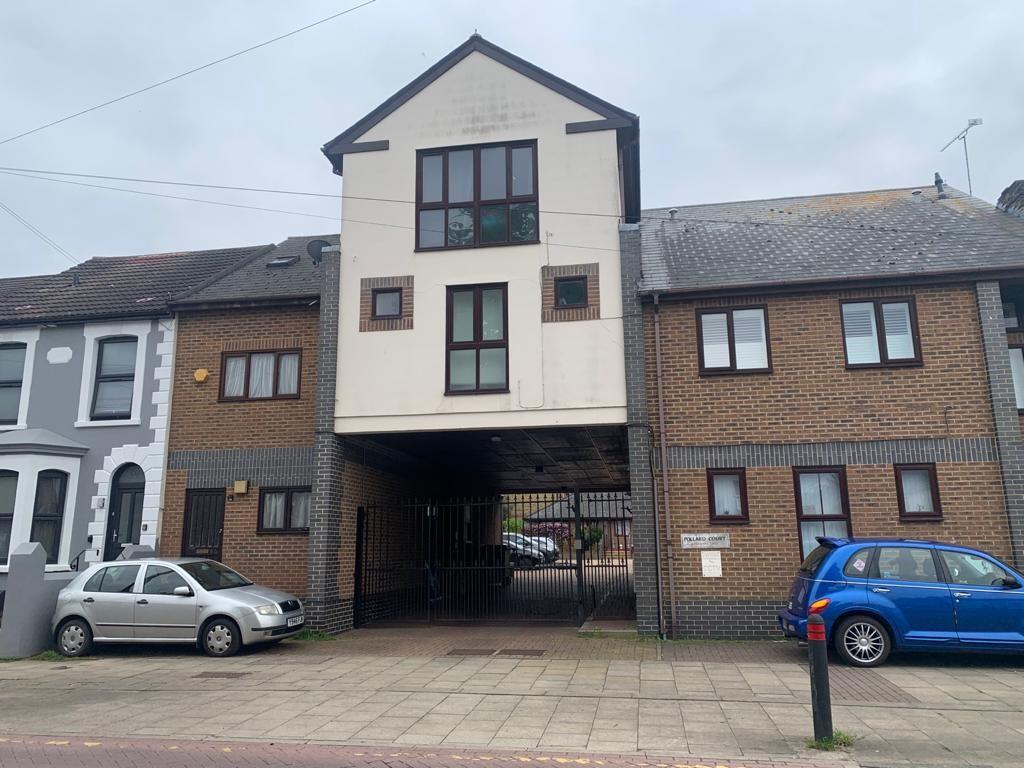 Pollard Court, Trafalgar Street... 1 bed flat - £825 pcm (£190 pw)