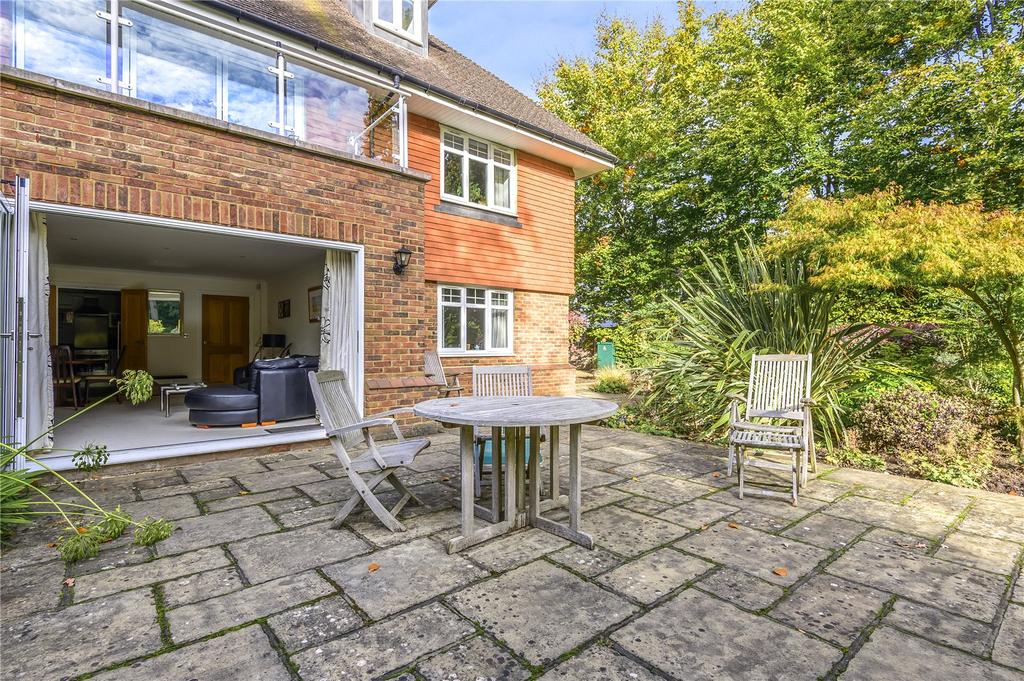 Ashley Road, Walton-On-Thames, KT12 2 bed apartment - £2,000 pcm (£462 pw)