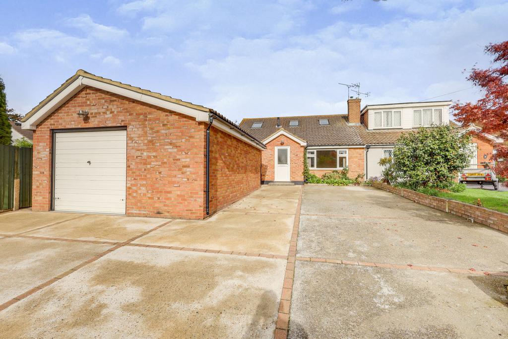 Farm Way, Benfleet, SS7 3 bed semi-detached house - £450,000