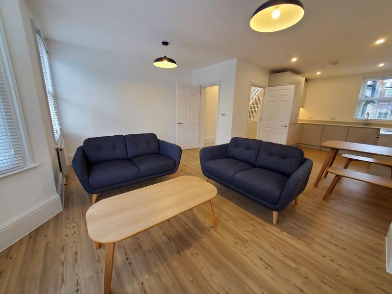 Rudloe Road, London 2 bed flat - £2,645 pcm (£610 pw)