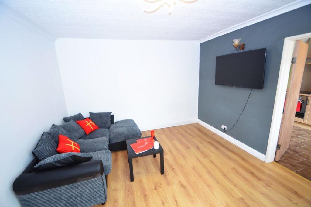 Sharp Crescent, Durham, DH1 4 bed house - £542 pcm (£125 pw)