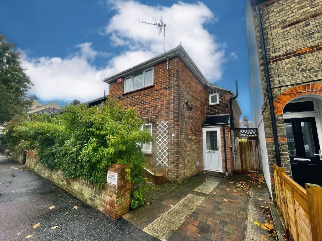 Warren Road, Folkestone 3 bed semi-detached house - £1,300 pcm (£300 pw)