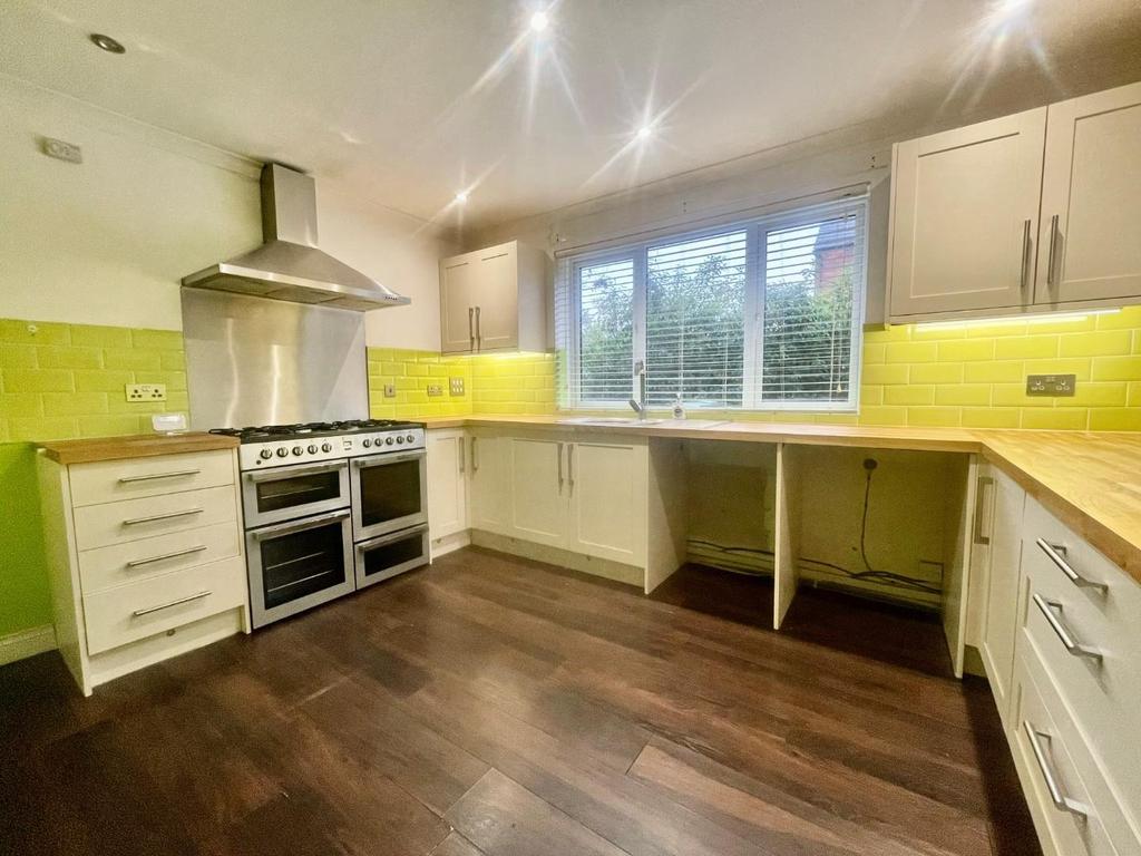 Warren Road, Folkestone 3 bed semi-detached house - £1,300 pcm (£300 pw)