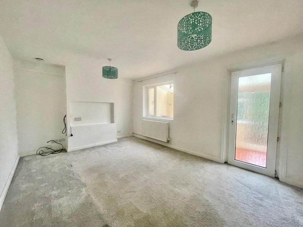 Warren Road, Folkestone 3 bed semi-detached house - £1,300 pcm (£300 pw)