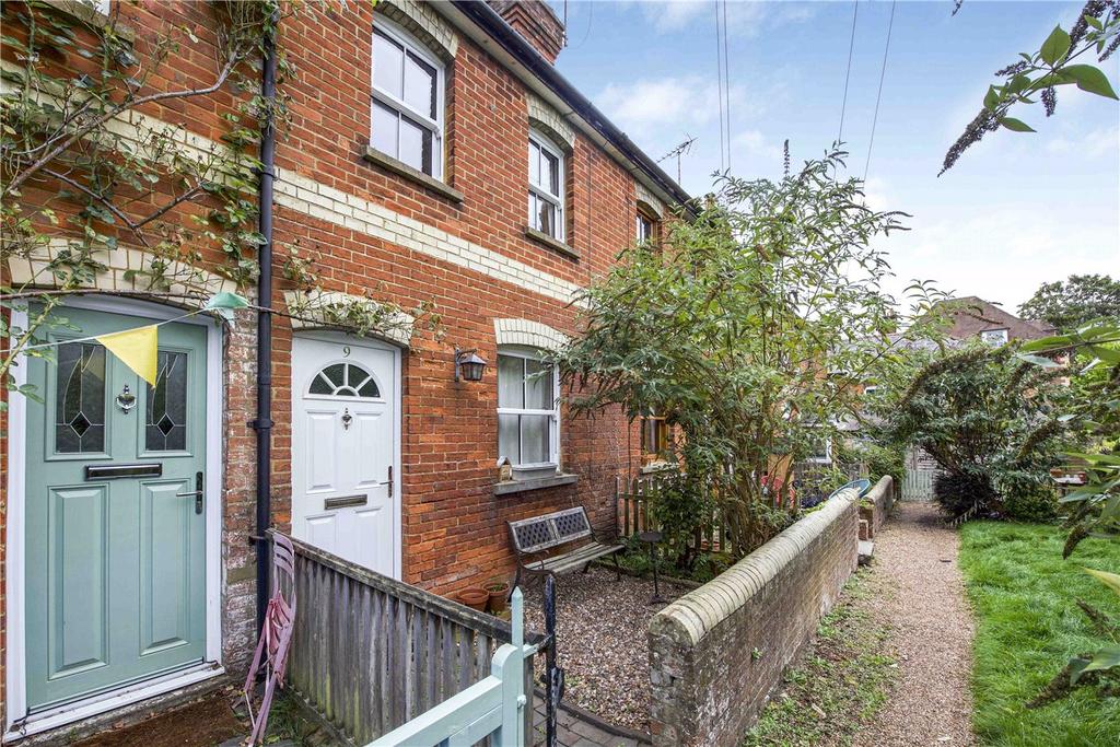 Victoria Road, Farnham, Surrey, GU9 3 bed terraced house - £325,000
