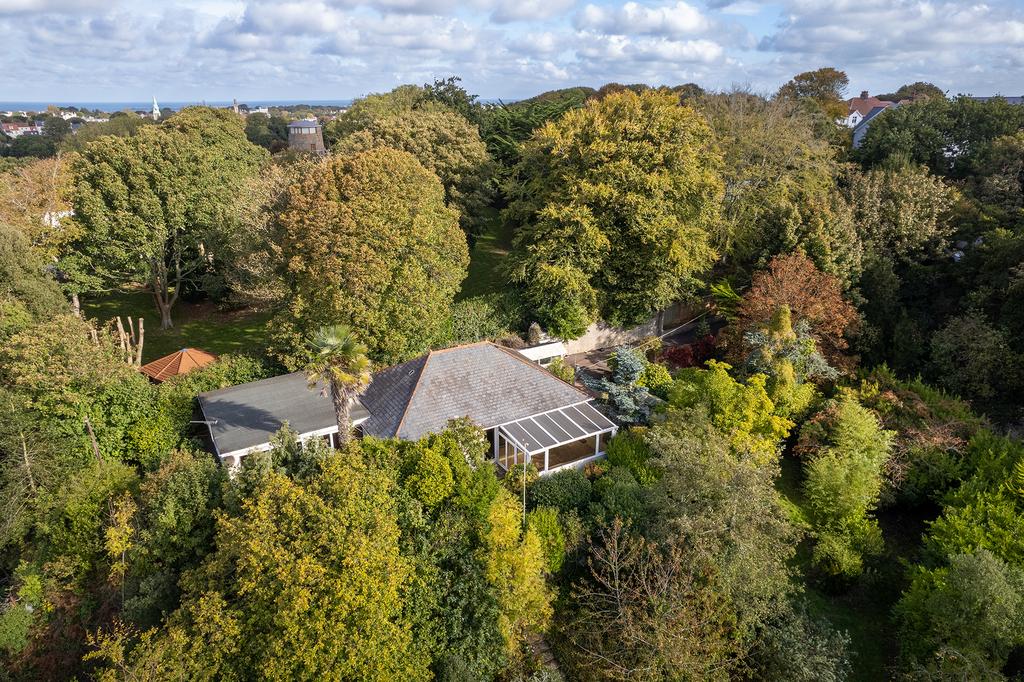 Les Vardes, St Peter Port, Guernsey, GY1 4 bed detached house - £895,000