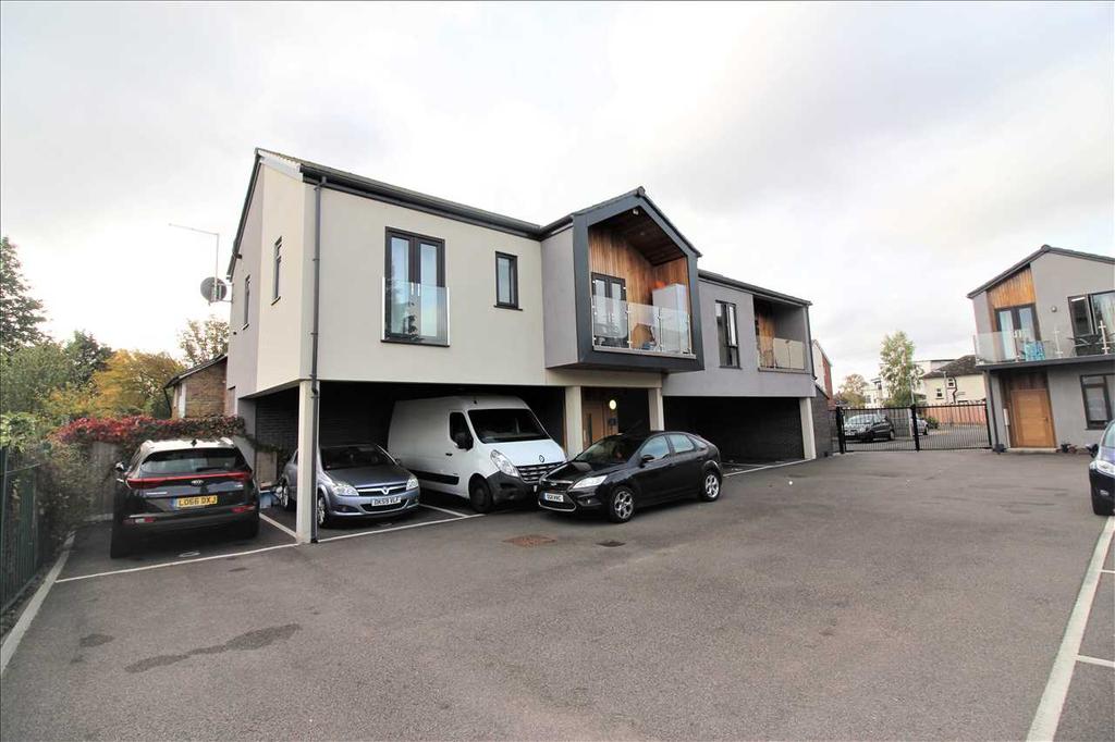 SPACIOUS FIRST FLOOR APARTMENT 1 bed bungalow - £975 pcm (£225 pw)