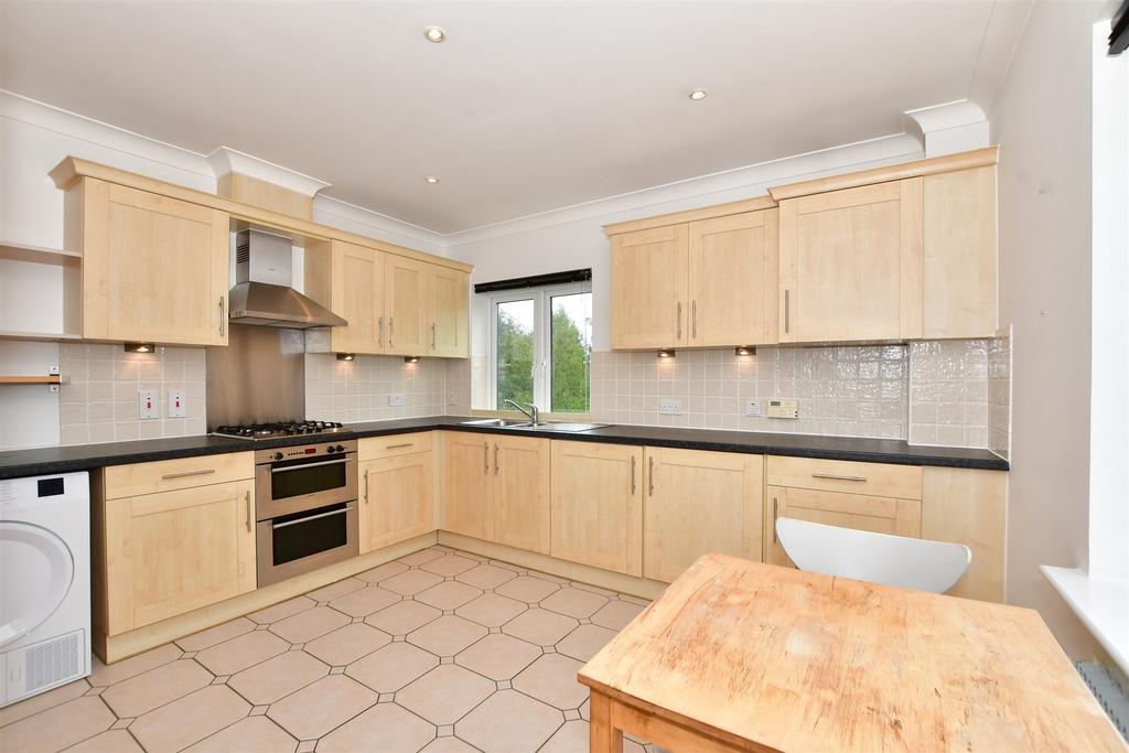 The Lakes, Larkfield, Kent 2 bed apartment - £300,000