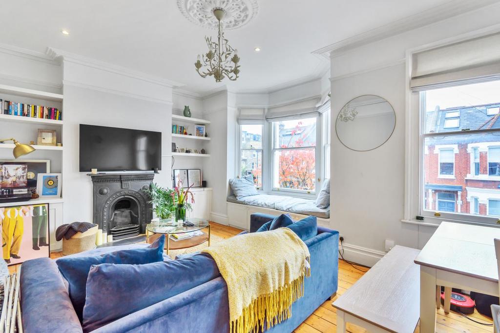 Tregarvon Road, Battersea 2 bed flat - £700,000