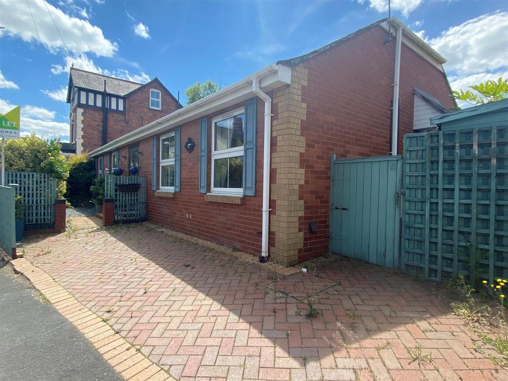 Coton Crescent, Shrewsbury 2 bed detached bungalow - £850 pcm (£196 pw)