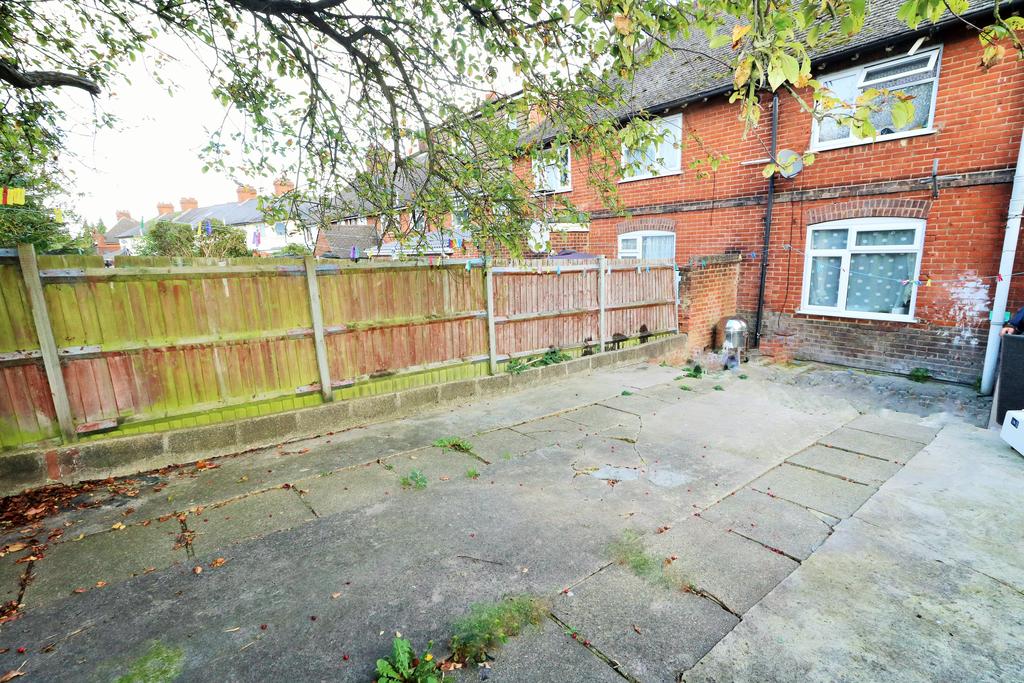 Selbourne Road Luton LU4 8LT 3 bed terraced house - £1,250 pcm (£288 pw)