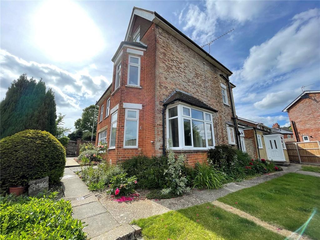 Farnborough Road, Farnham, Surrey, GU9 1 bed apartment - £900 pcm (£208 pw)