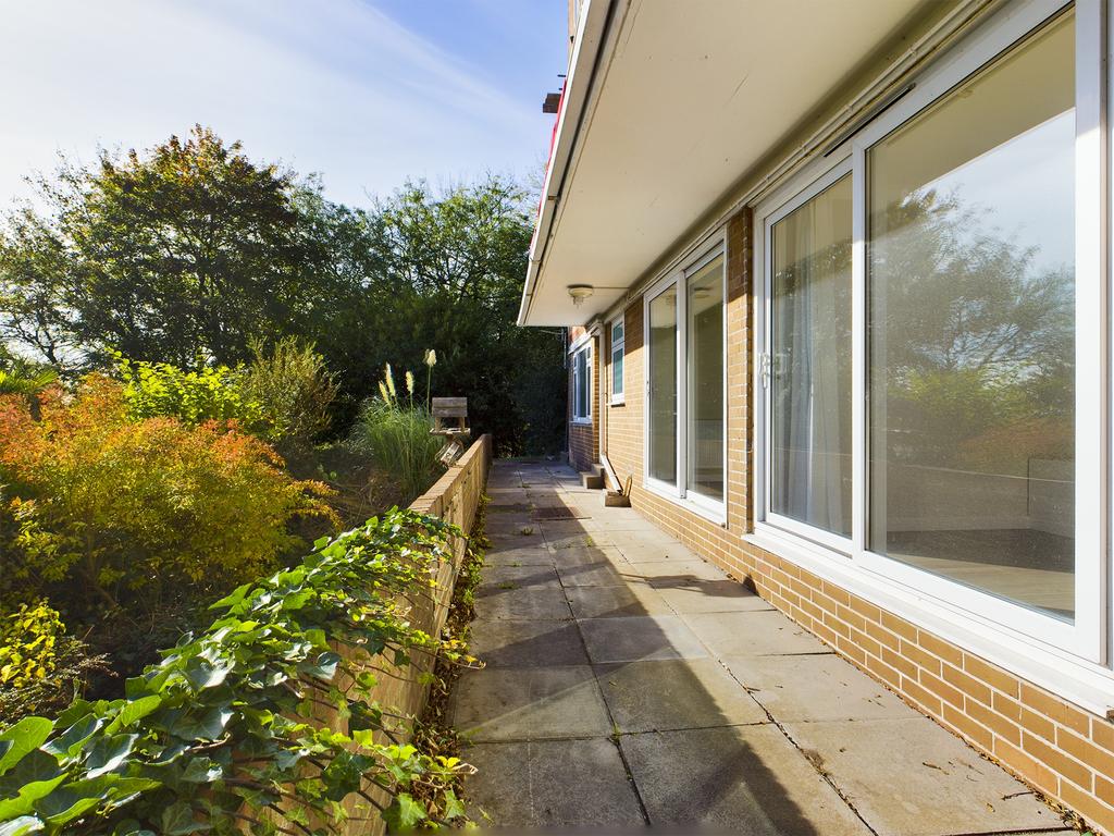 Highcliffe Court, Langland, Swansea, SA3 1 bed flat - £159,000