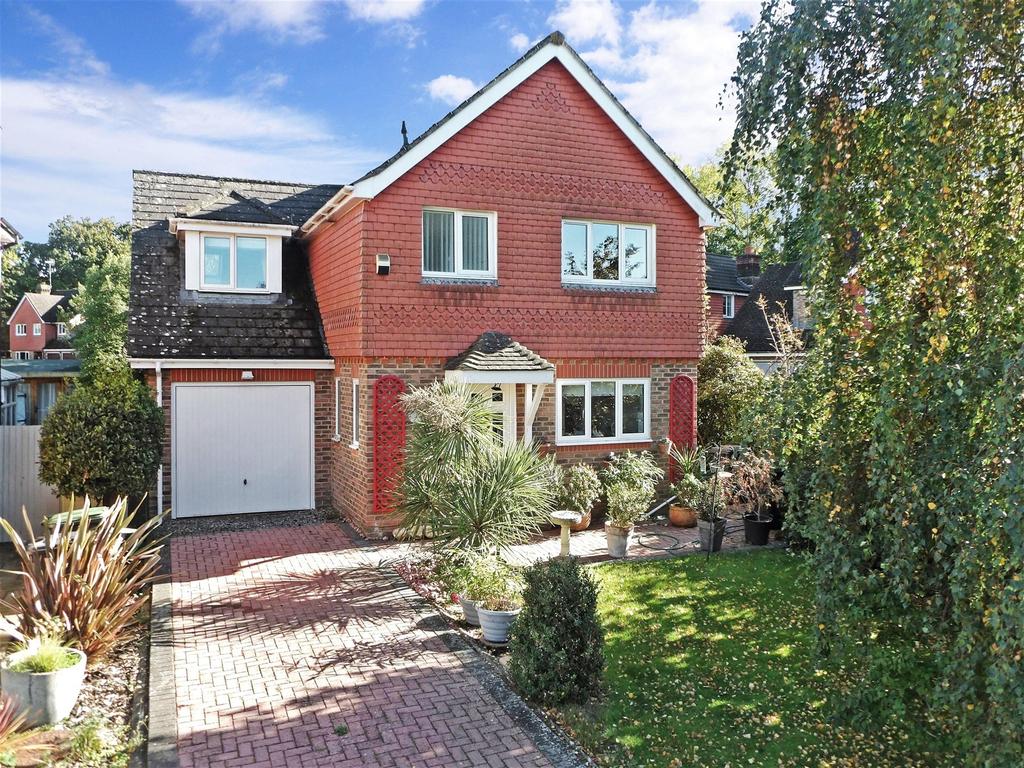 Heath Close, Sayers Common, West Sussex 4 bed detached house - £650,000