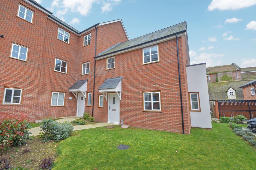 The Courtyard, Witham, Essex, CM8 2FW 2 bed semi-detached house - £270,000