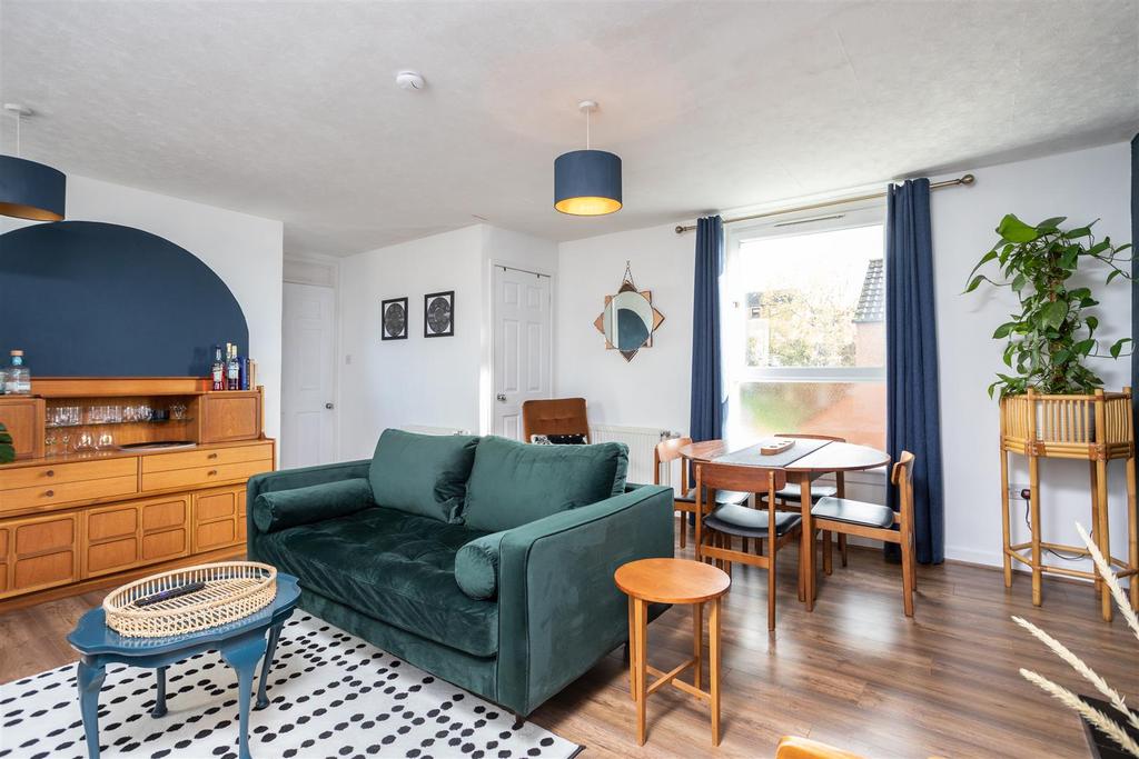 Lilybank Terrace, Dundee 3 bed flat - £118,995